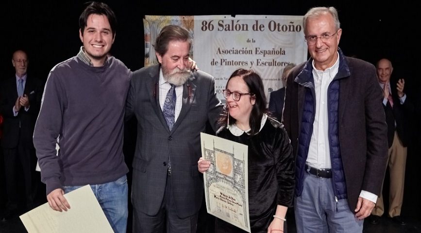 Maria-Llanos-Solera-ganadora-de-la-III-edicion-con-su-cuadro-Color-en ...